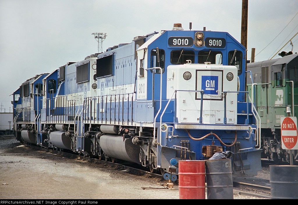 EMDX 9010 - 9058 - 9068 - 9025, Oakway Lease units at Clyde Yard